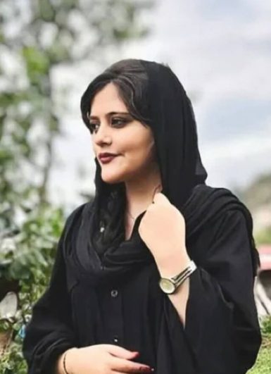 La muerte de Masha Amini 'acorta' las melenas de muchas mujeres